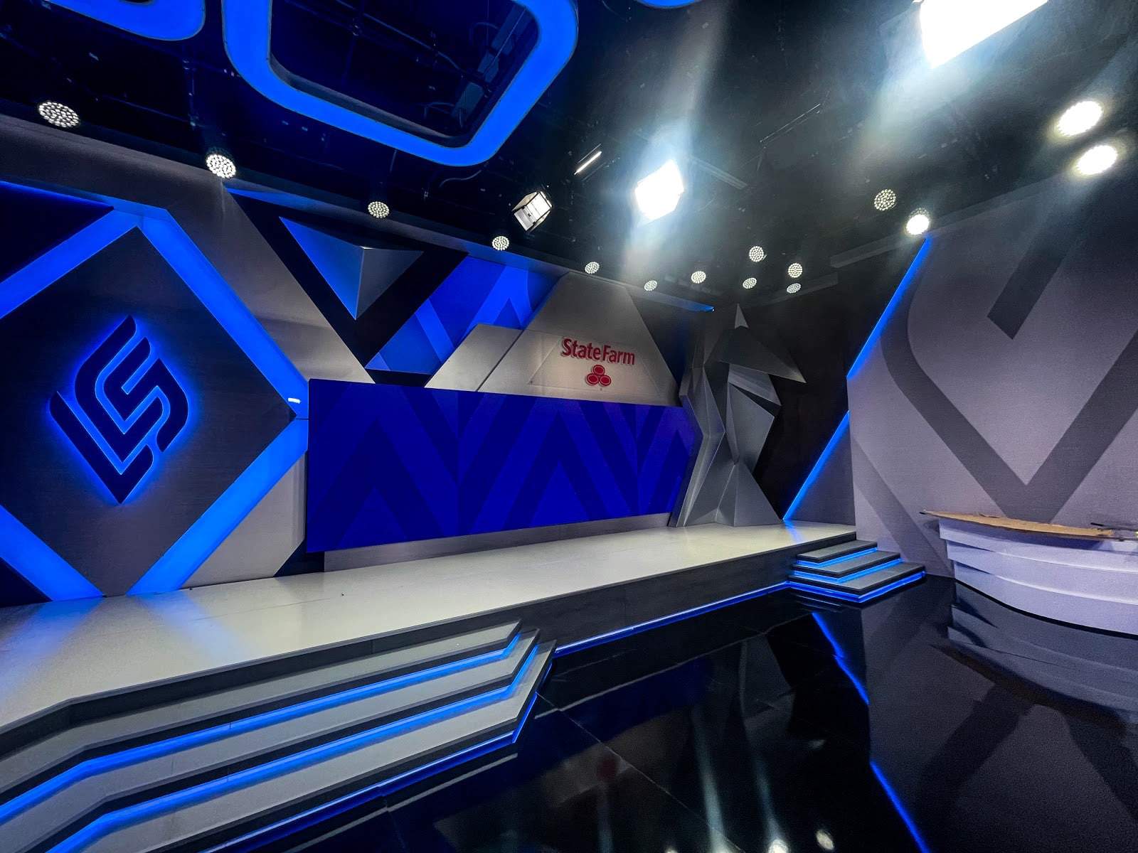 LoL: LCS Showcases New Studio